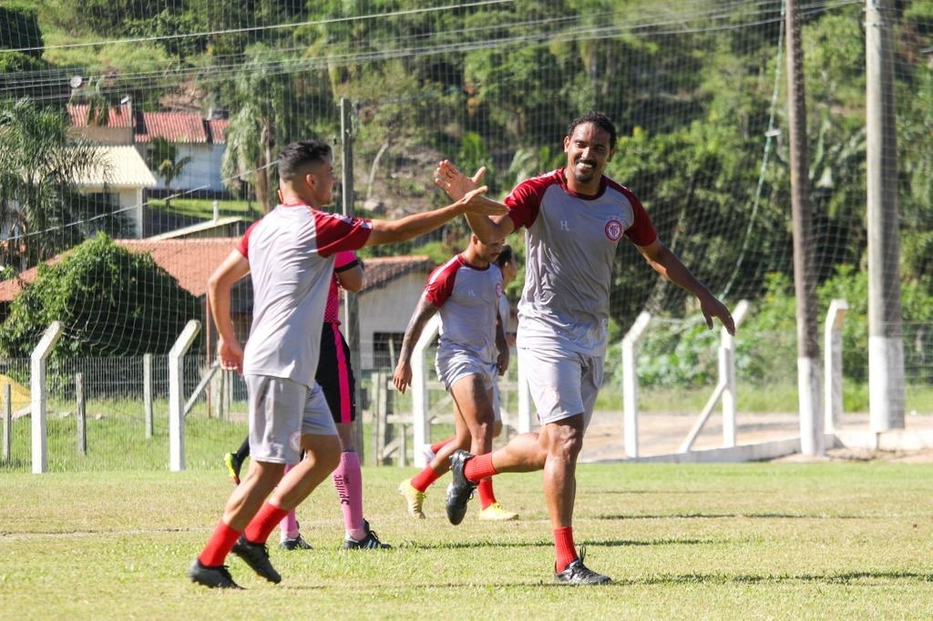Hercílio Luz goleia sub-20 do Baruch Imbituba em jogo-treino - Portal ...